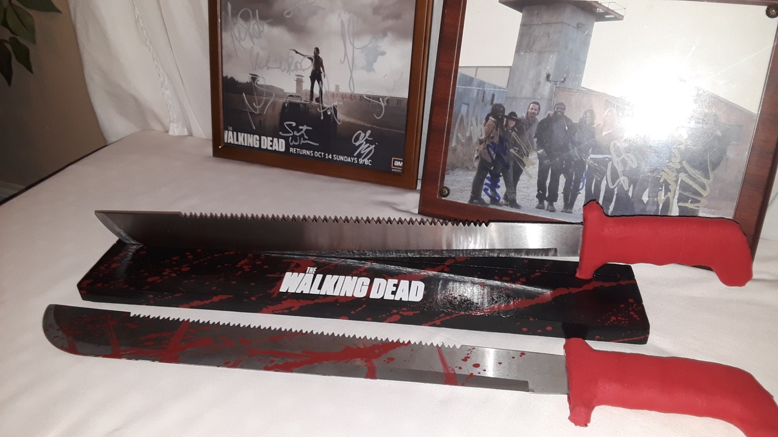 the walking dead Rick Grimes' "RED HANDLE" Machete ( prop) with display ...