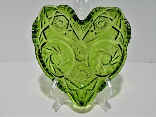LE Smith Glass Pinwheel Hobstar Heart Shaped Nappy Candy Dish Green | eBay