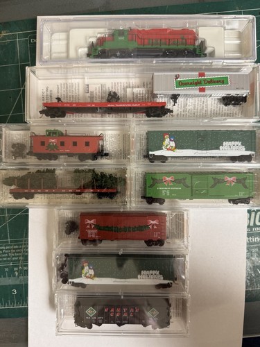 Micro-Trains Evergreen Express Christmas Set And Extra Cars | eBay