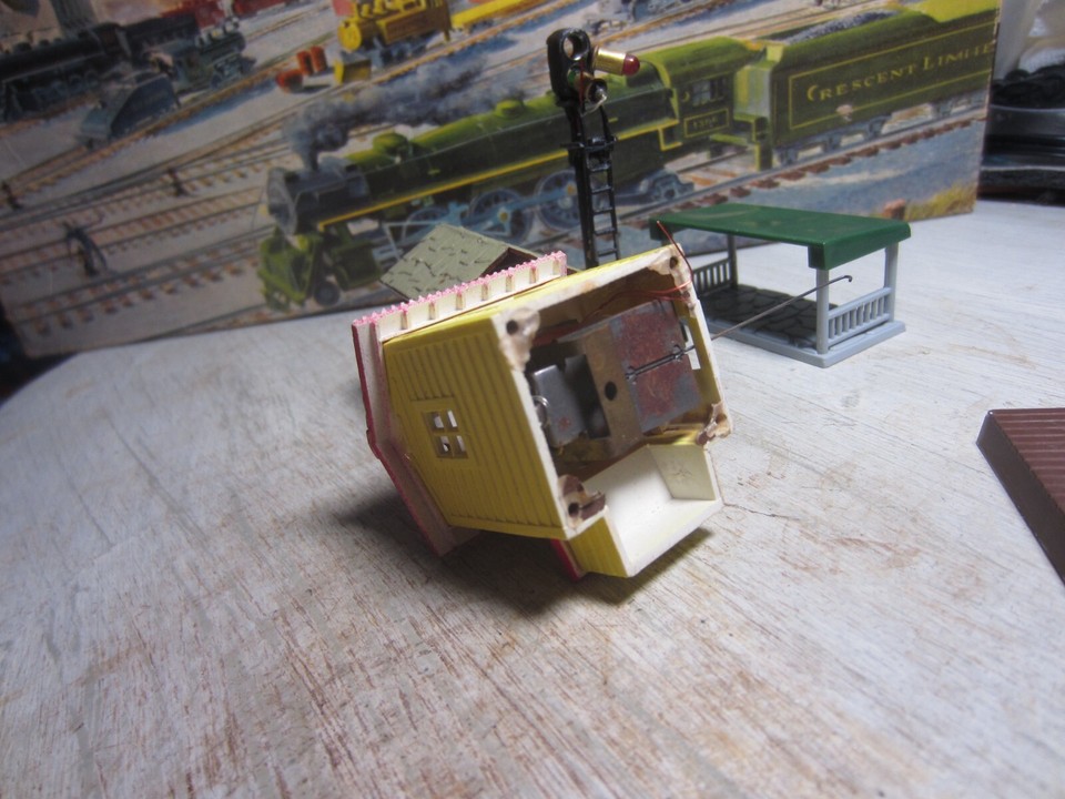 HO train buildings; Lot of three trackside structures & a signal tower ...