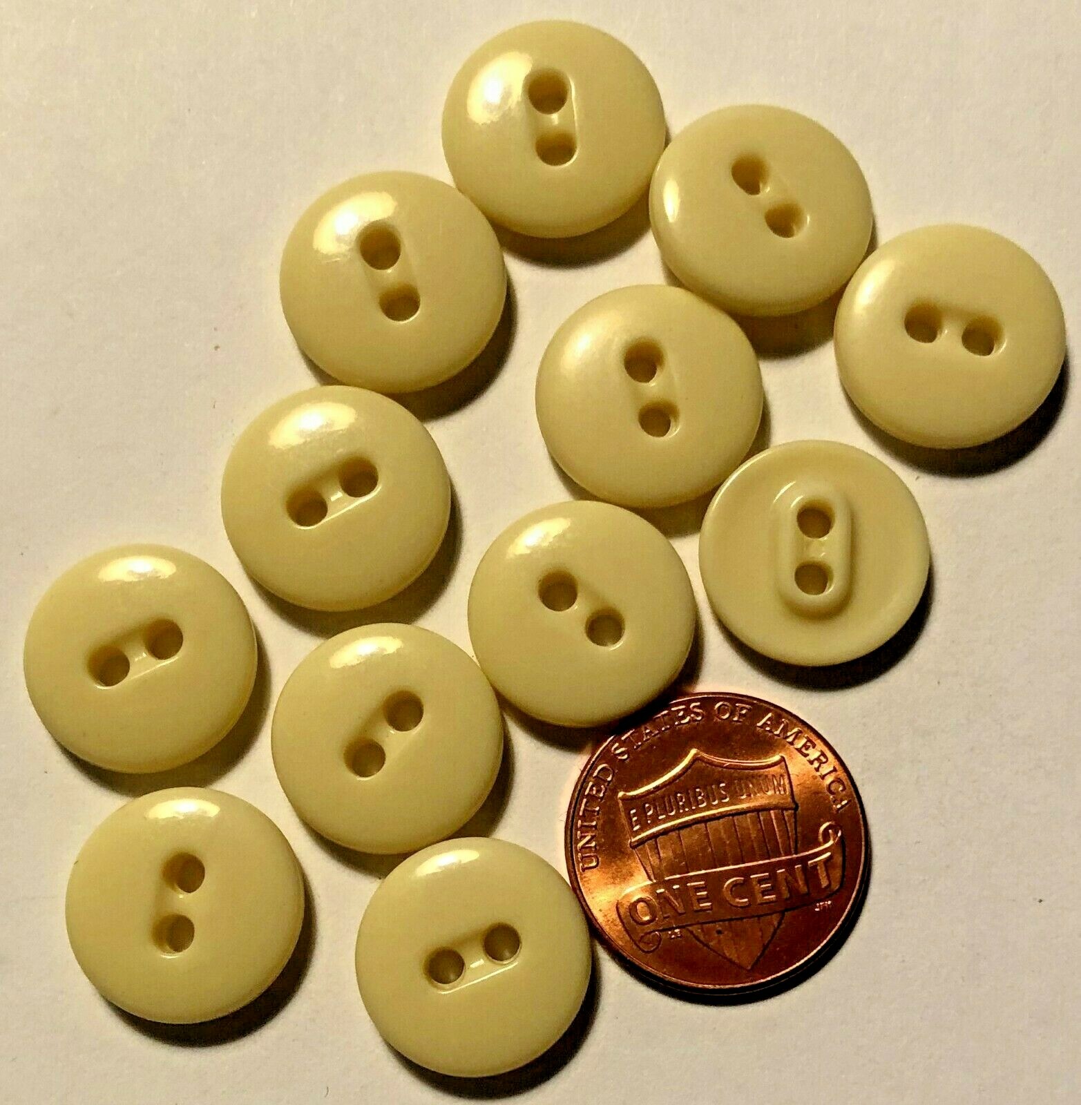 12 Shiny Pale Beige Plastic Sew-through Buttons 9/16" 14.6mm 9865 | eBay