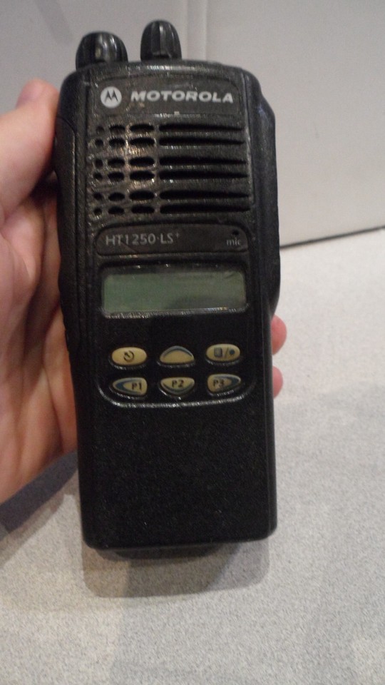 Motorola HT1250 LS+ UHF 450-512MHz 4W 32CH Two Way Radio AAH25SDH9DP7AN ...