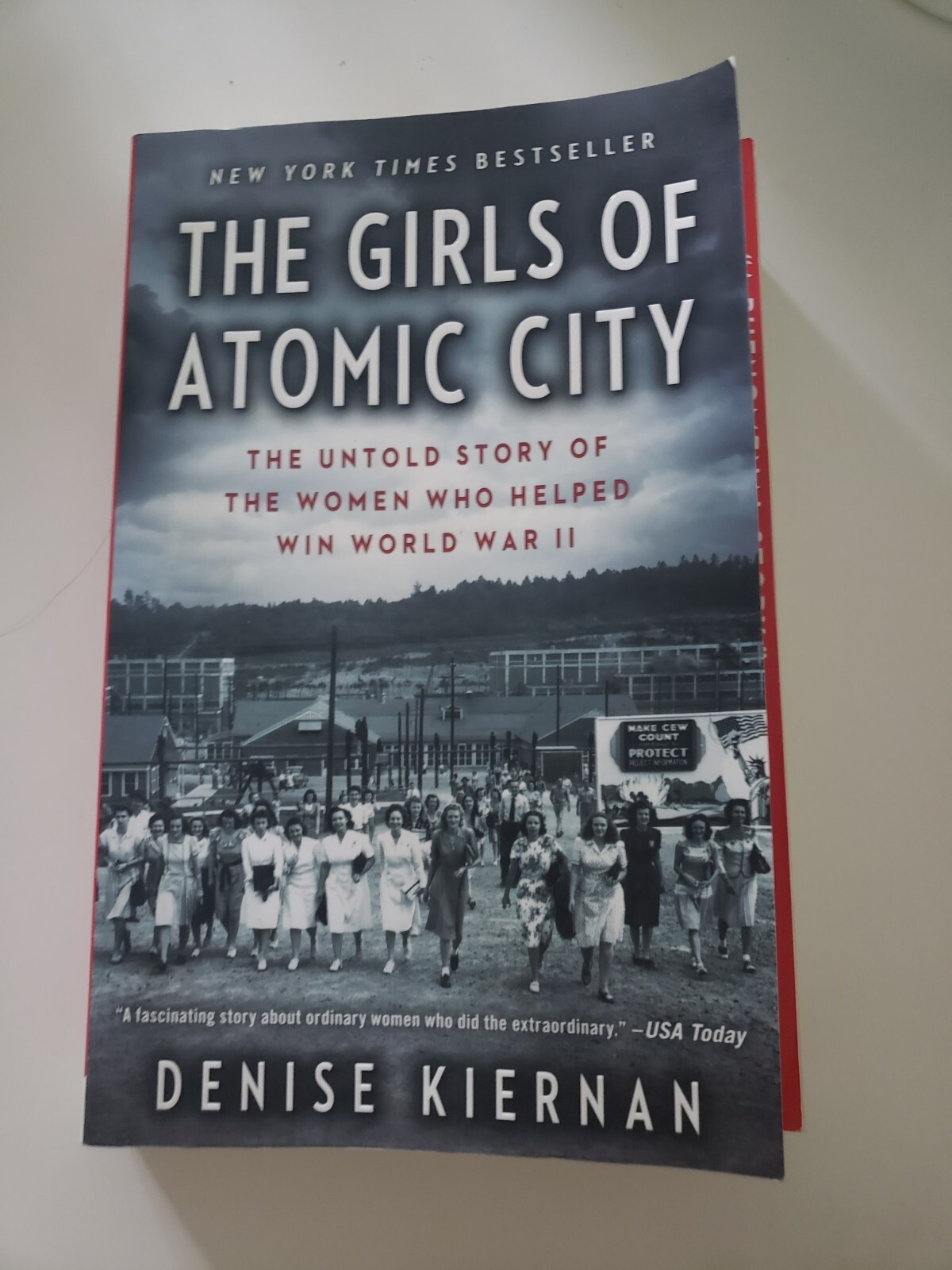 The Girls of Atomic City: Th- paperback, 1451617534, Denise Kiernan ...