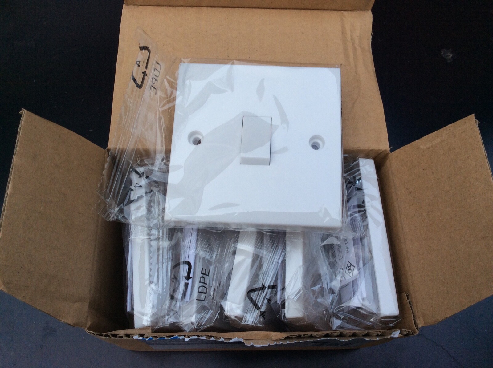 1 Gang 2 Way Electrical Mains Wall Light Switch, 240V 10A White Plastic ...