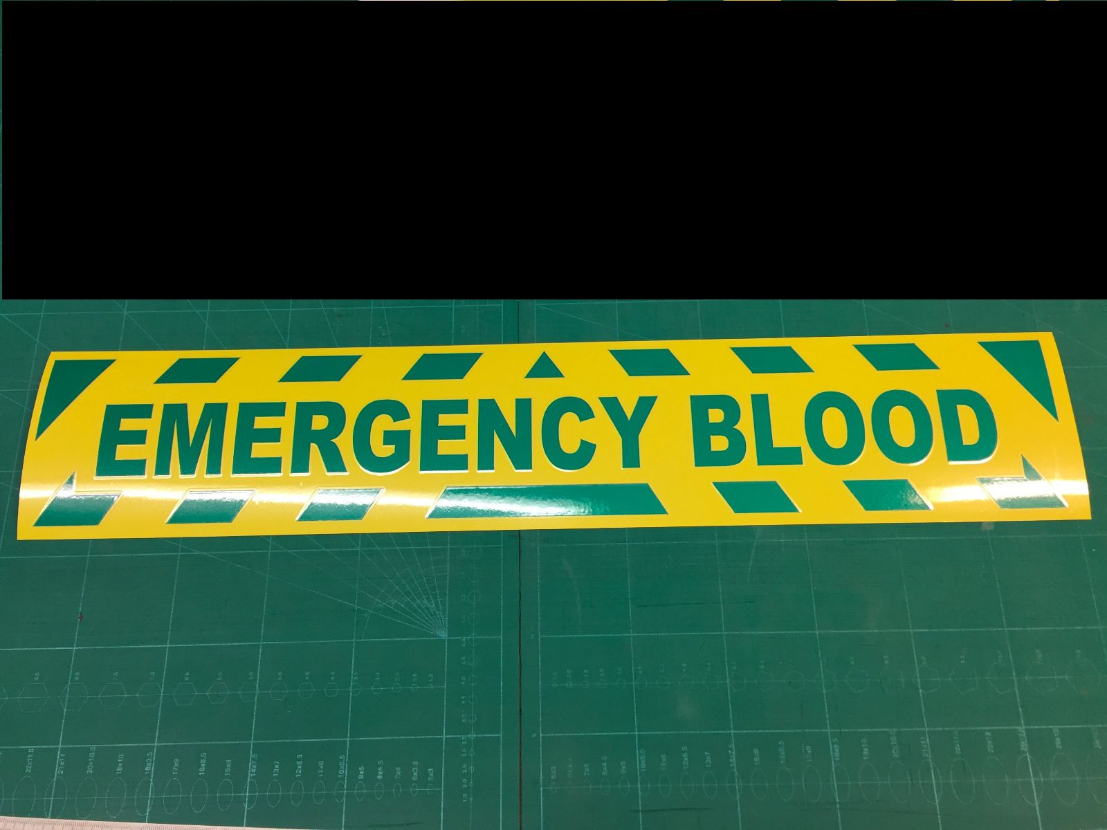 REFLECTIVE HI VIZ EMERGENCY BLOOD STICKER OR MAGNETIC SIGN CHEVRONS ...