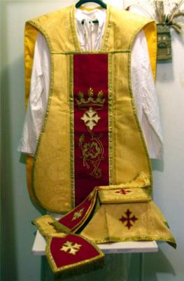 Gold Fiddleback Chasuble Red Orphrey Vestment Set & Stole,Maniple,Veil ...