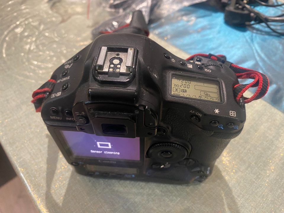 Canon EOS 1D MkIII 18.1MP Digital SLR Camera Body with box, battery ...