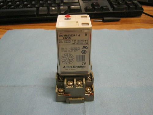 Allen-Bradley Cat. #: 700-HA32Z24-1-4 Relay w/700-HN101 Base, Series B