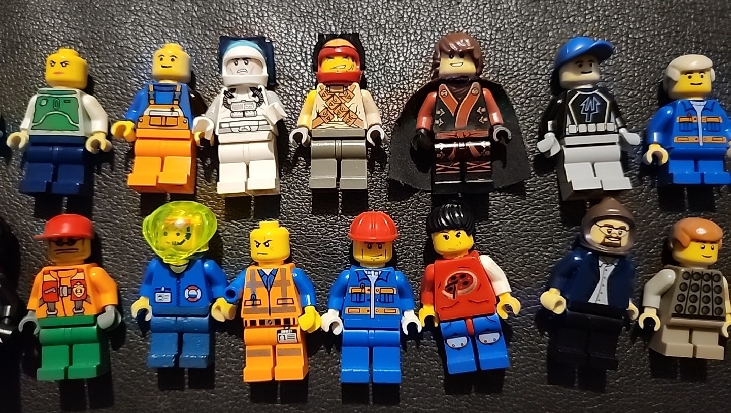 Lego Lot of 28 Minifigures , Random Accessories And Minifig Parts | eBay