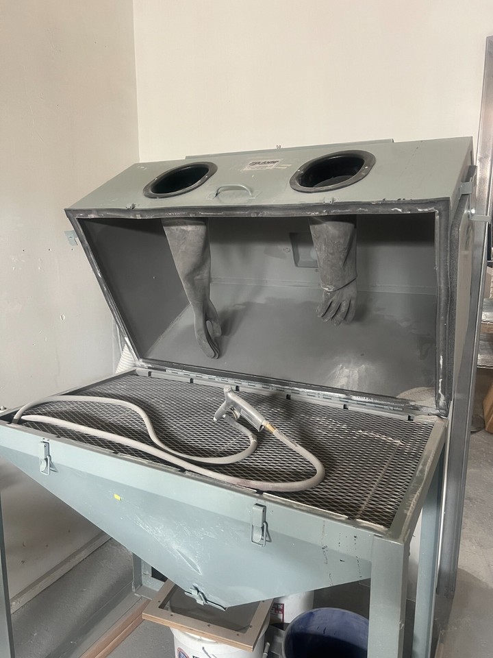 Cyclone Sandblasting Cabinet Model 4224 + DC-1500 sandblast dust ...