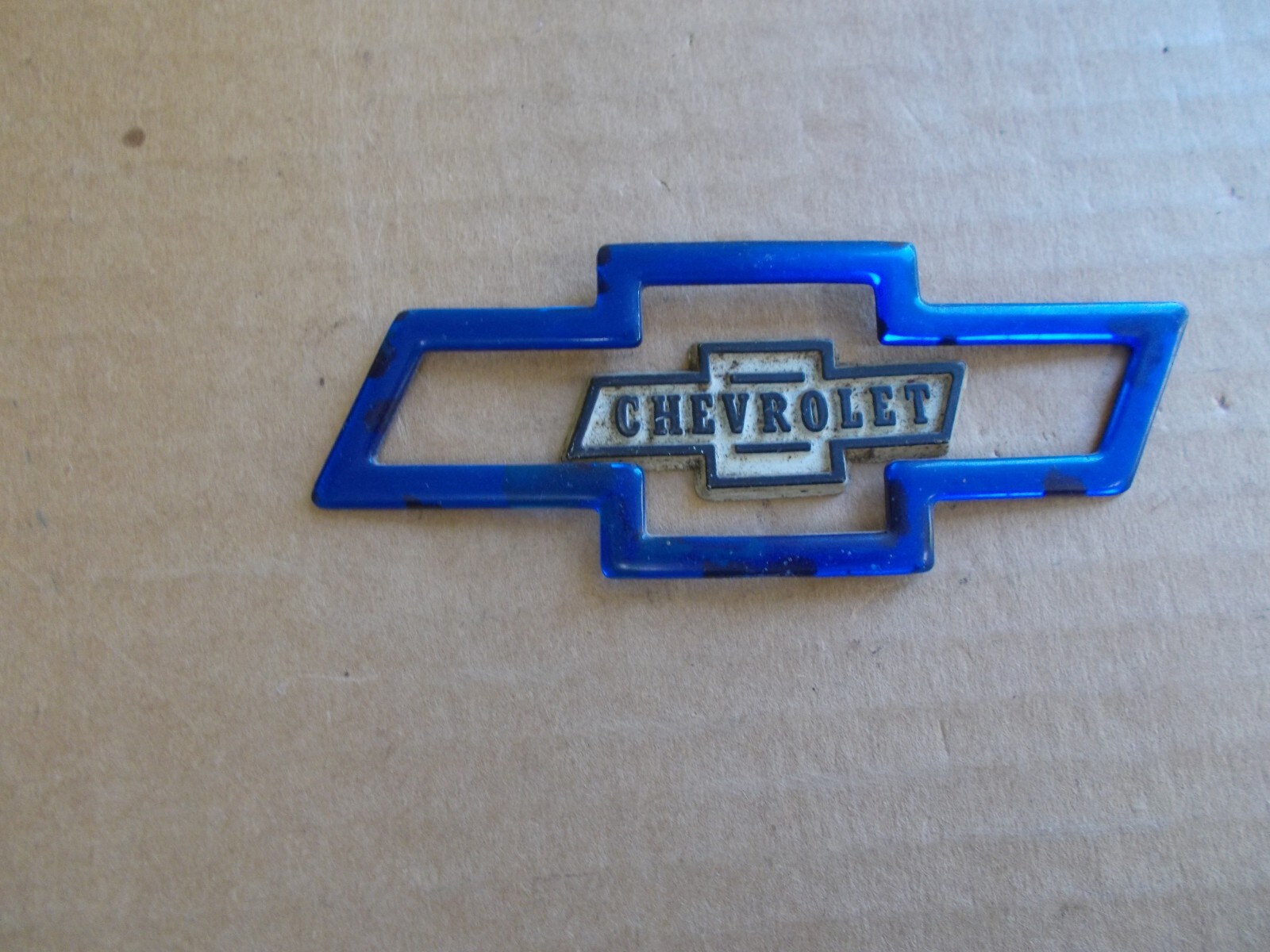 VINTAGE CHEVROLET CHEVY BLUE PLASTIC BOWTIE EMBLEM GRILLE DECAL MAGANET ...