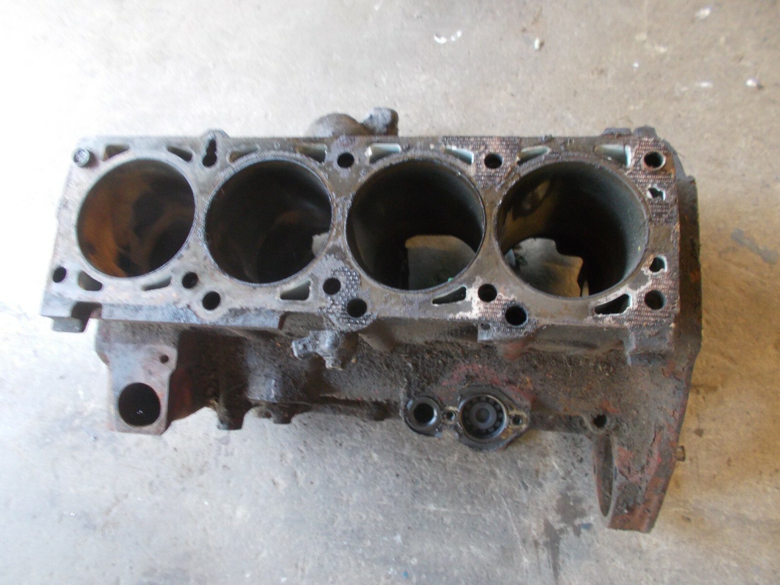Volvo 240 2.3L Engine Block w Main Caps Red Block 87 88 89 Used Std ...