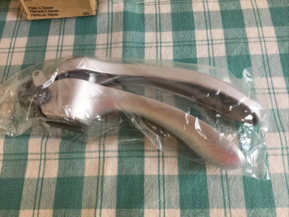 Pampered Chef Garlic Press #2576 With Cleaning Tool New In Box FREE ...
