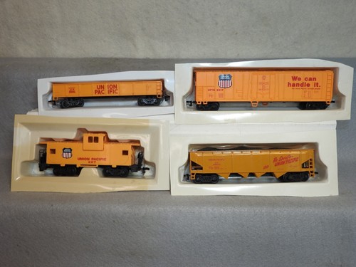 .SET OF FOUR NEW BACHMANN HO SCALE UNION PACIFIC FREIGHT CARS READY TO ...