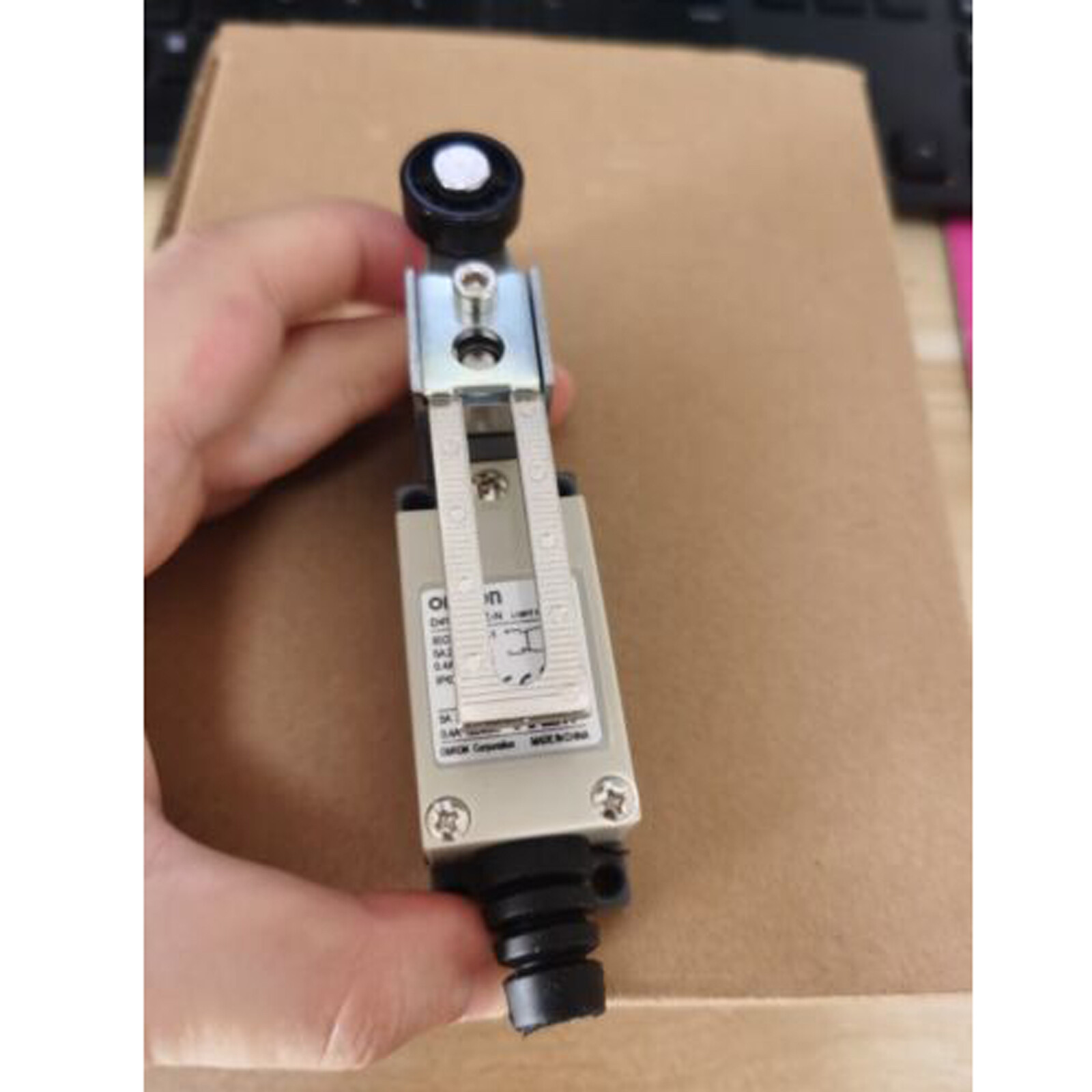 1PC New Omron D4V-8108Z-N D4V8108ZN Limit Switch New in box FREE ...