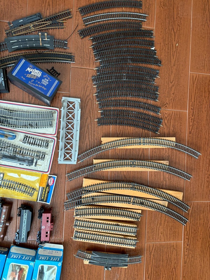 Vintage TYCO Train Set HO Scale Trains, Tracks Many Pieces | eBay