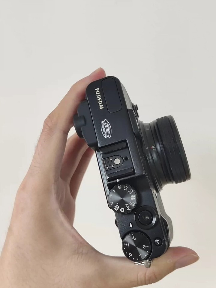 FUJIFILM Fuji X Series X20 12.0MP Digital F2.0-2.8 lens Camera 4x ...