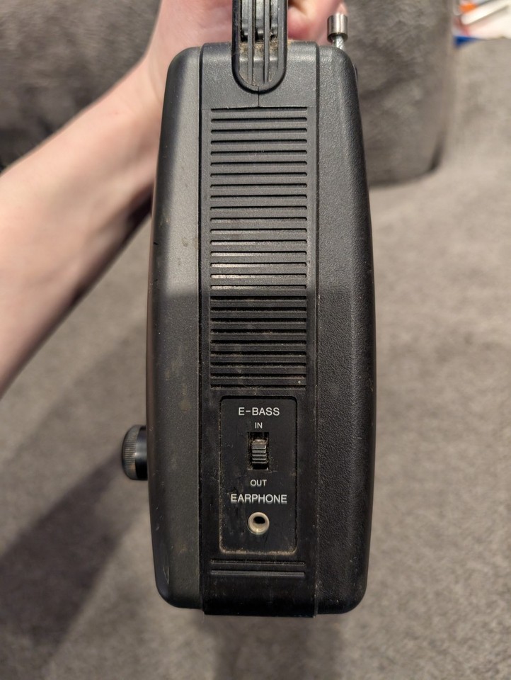 Vintage Radio Shack Portable AM/FM Radio Model 12-686 E-Bass | eBay