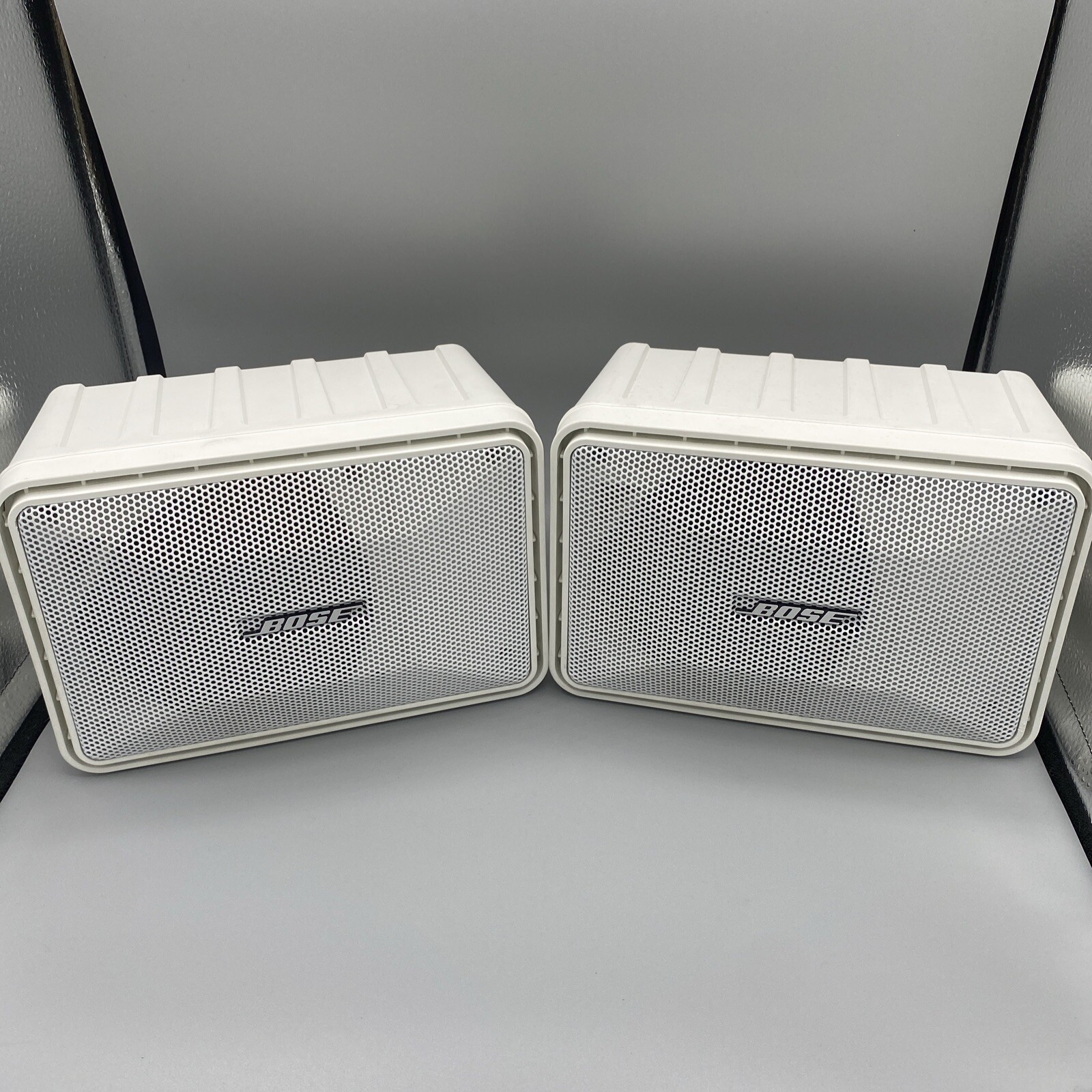 Bose Model 101 Series Music Monitor Set of 2 white Indoor outdoor Speakers