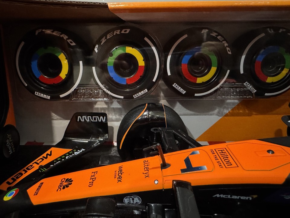 Maisto Formula 1 R/C 1:10 McLaren Lando Norris #4 EXTRA WHEEL SET & PIT ...