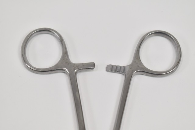 Ochsner Artery Forceps 1x2 Teeth Straight - 2 Are V. Mueller SU2802 for ...