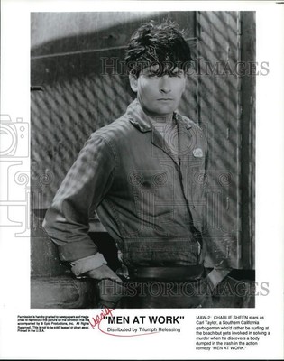 1990 Press Photo Charlie Sheen in a scene from "Men at Work ...