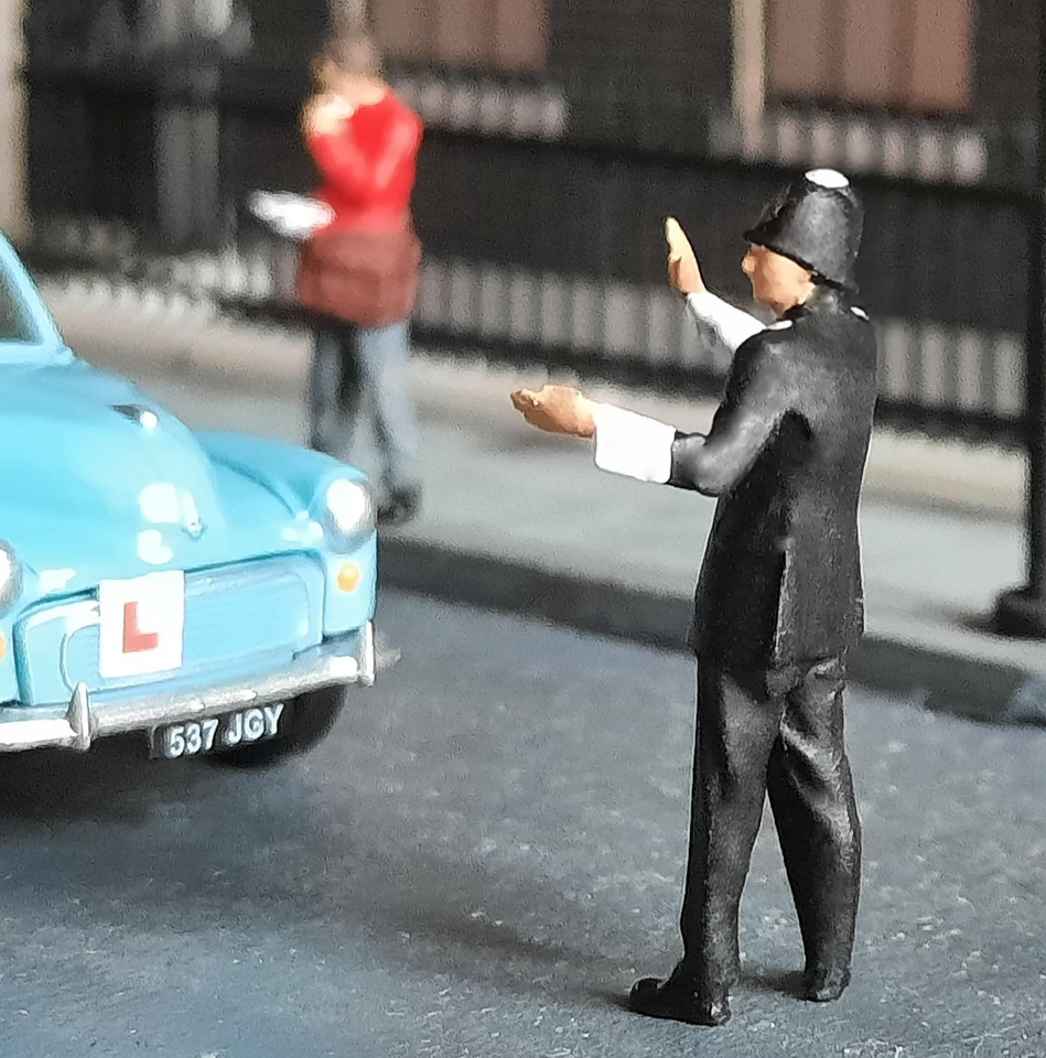OO GAUGE TRAFFIC POLICEMAN FIGURE HAND PAINTED PERIOD POLICE COPPER ERA ...