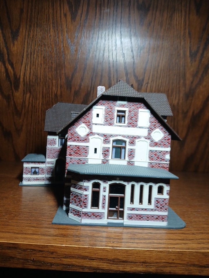 HO-Scale Model Building w/ People Fully Assembled And Painted (1 ...