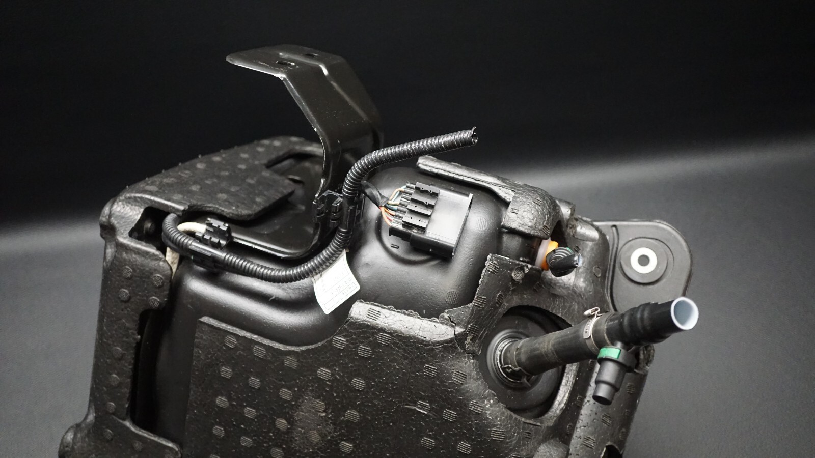 GENUINE BMW X5 X6 F15 F16 ADBLUE FUEL TANK SCR CONTAINER 7295653 / ...