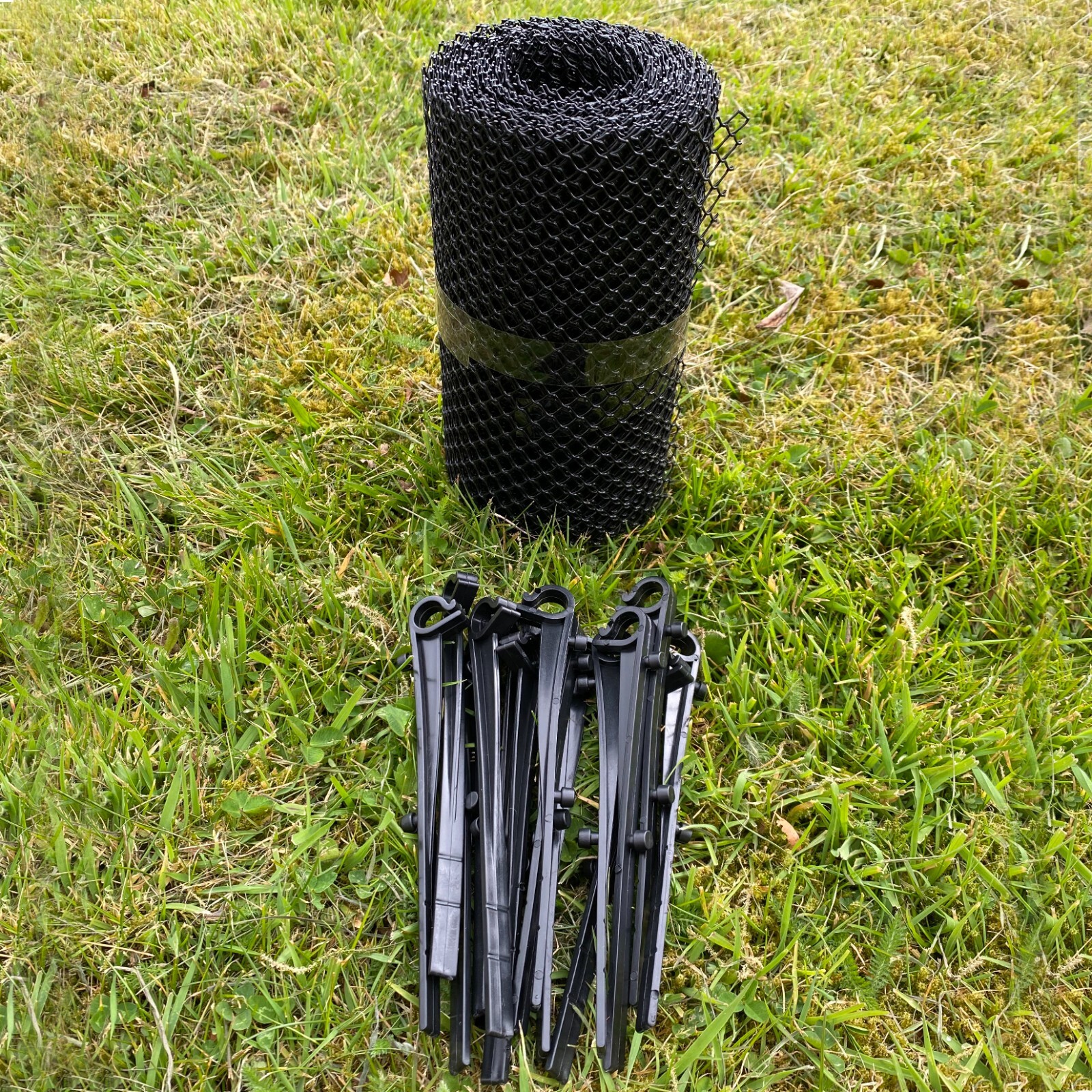 Gutter Net Protection Mesh Guard with 15 Fixing Clips (6m) Leaf & Moss ...