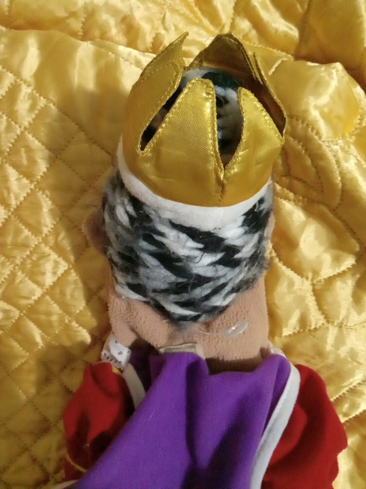 -*{SJ10} Melissa And Doug Queen Puppet With A Red And Gold Dress And ...