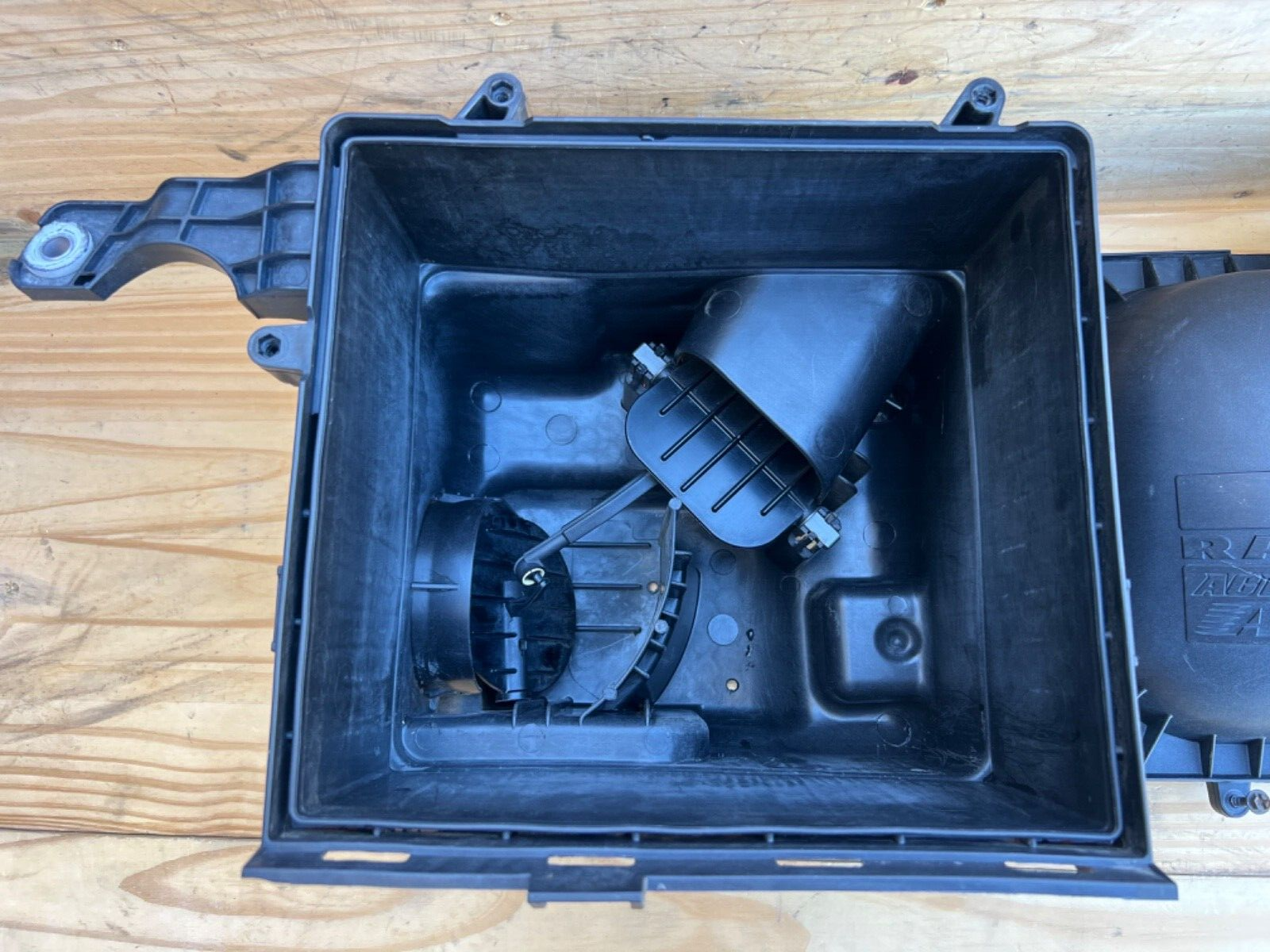 2013 - 2018 RAM ACTIVE AIR INTAKE CLEANER BOX DODGE 6.7 CUMMINS DIESEL ...