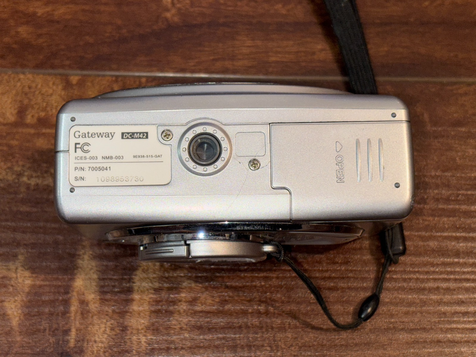 Gateway DC-M42 4.0mp Digital Camera W/ Lens Cover Silver Gray Tested | eBay
