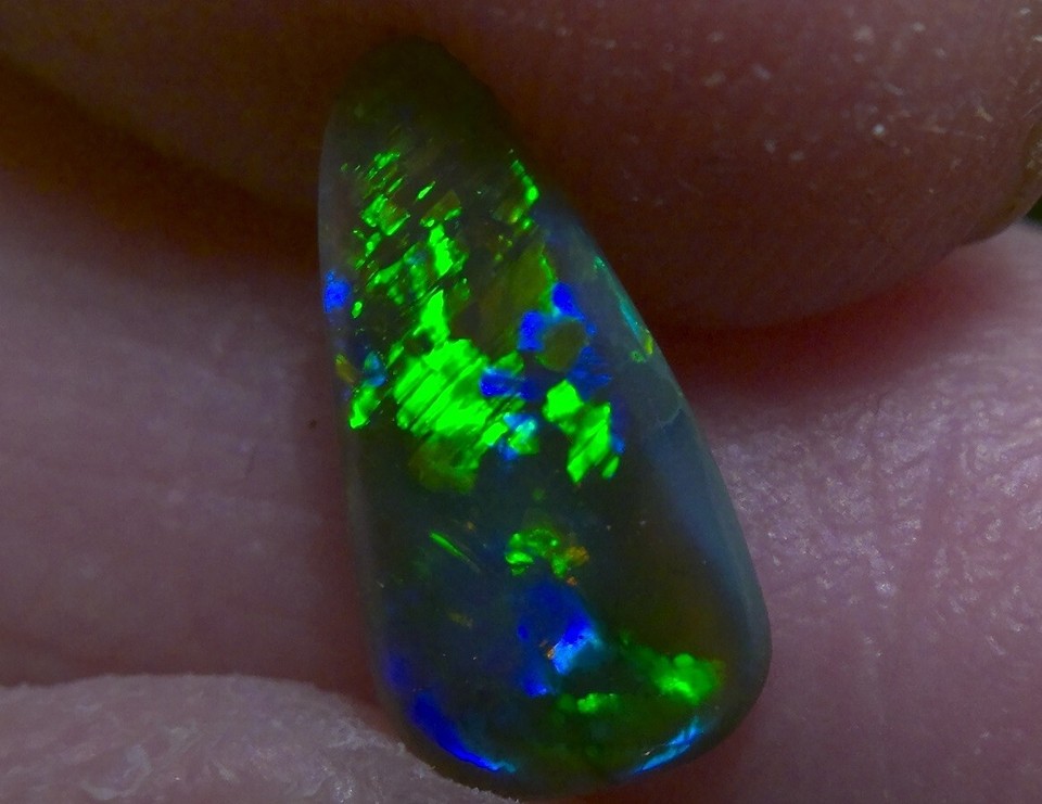 0.78ct Solid Lightning Ridge black opal, very bright & rich colours ...