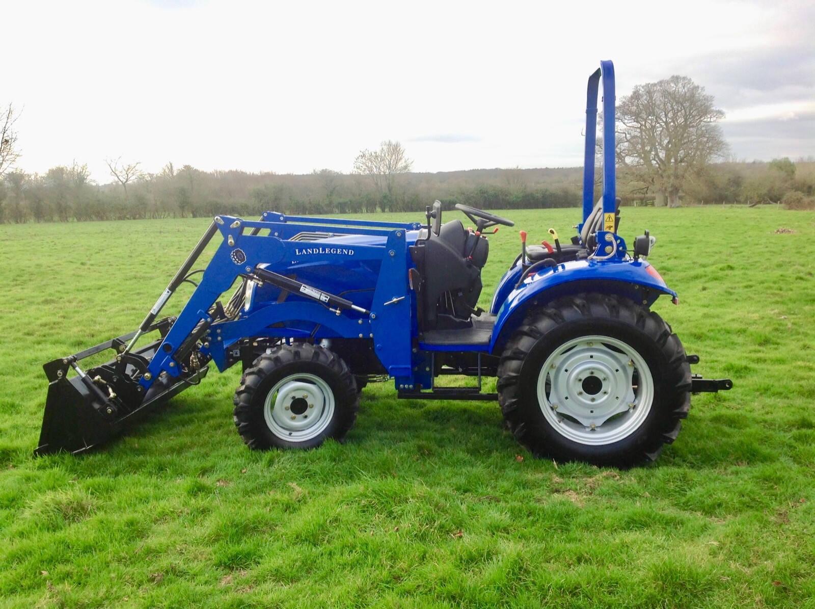 NEW FULL SPEC LAND LEGEND 30HP COMPACT TRACTOR & 4in1 LOADER £11750 ...