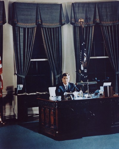 JOHN F. KENNEDY SITTING AT RESOLUTE DESK IN OVAL OFFICE 8X10 PHOTOGRAPH ...