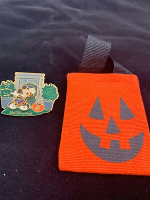 Disney Pin Mickey Mouse Vampire 2005 Happy Halloween Trick Or Treat ...