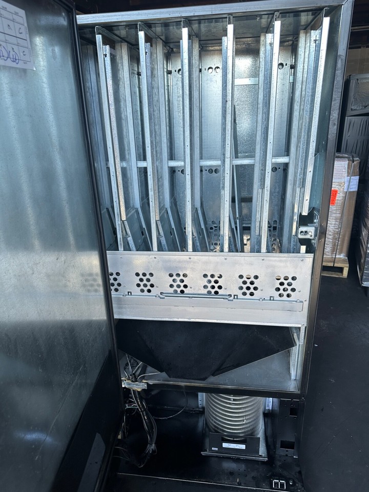 Royal 660 Coke Beverage Soda Drink Vending Machine Chameleon FREE ...