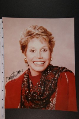 MARY TYLER MOORE (1936-2017) (MARY TYLER MOORE SHOW) AUTOGRAPH 8x10 ...