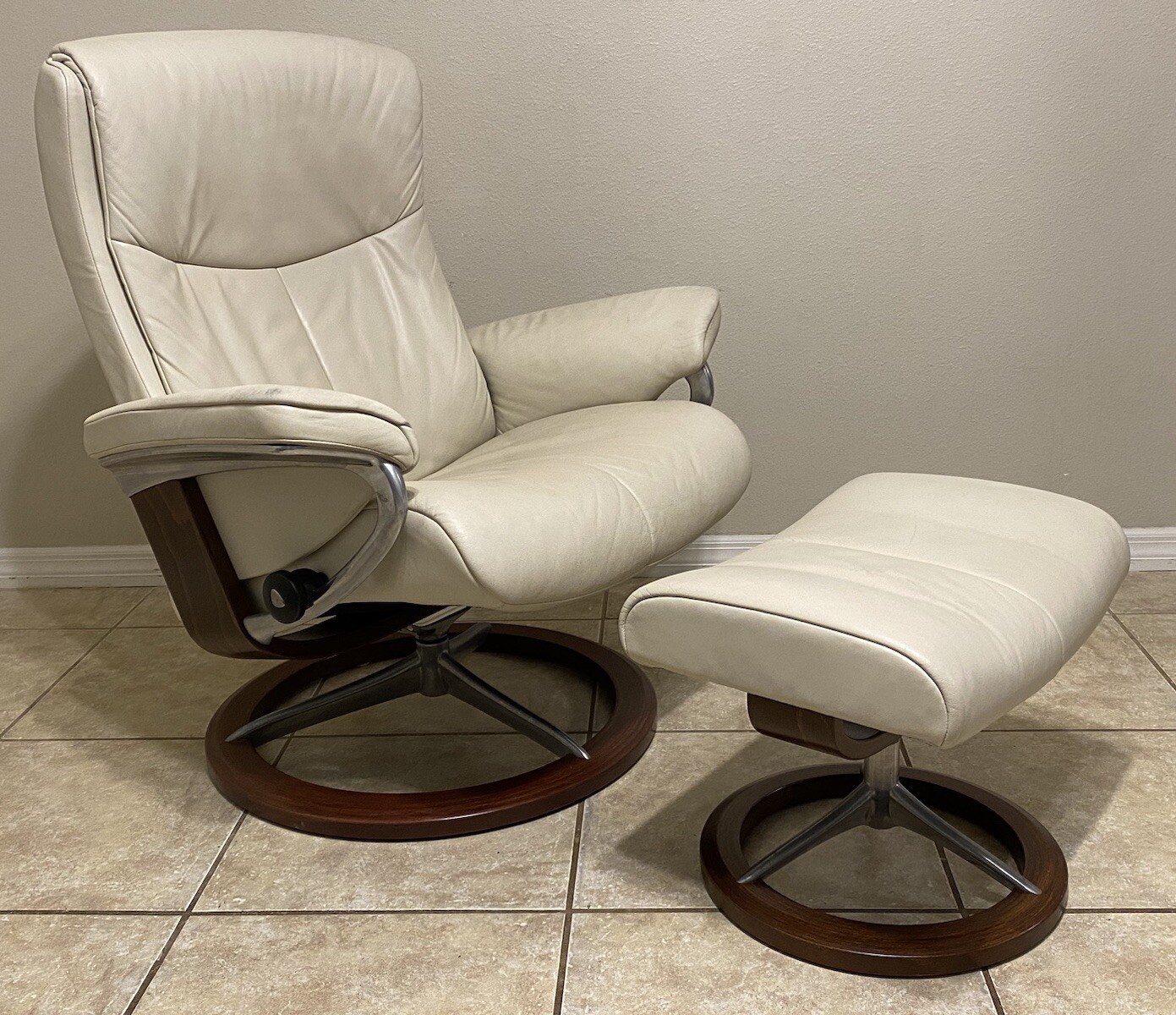 Ekornes Stressless Peace SIGNATURE Recliner Chair & Ottoman Large ...