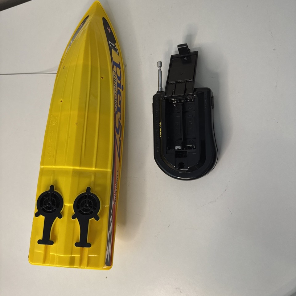 New Bright RC Boat, Pier 57 Fountain, 49 MHz, Used Tested Works Yellow ...