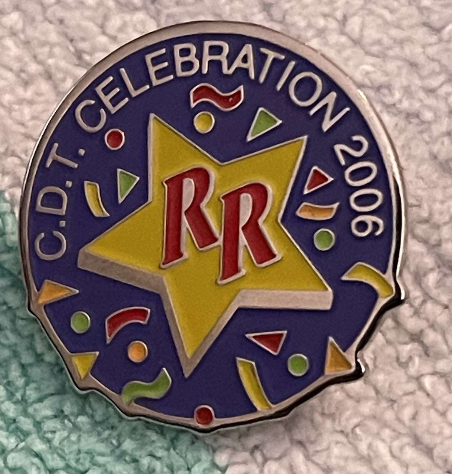 RED ROBIN CDT CELEBRATION 2006 PURPLE STAR RR Restaurants Lapel Pin ...