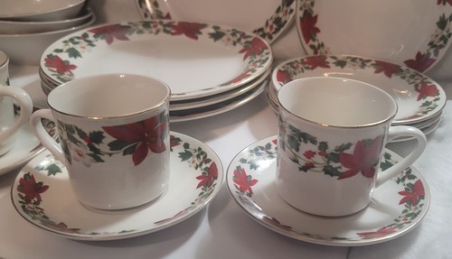 20 Pcs Everyday Gibson Dinnerware Set In The Poinsettia Holiday Pattern ...