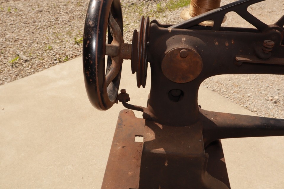 Used Antique Singer Cobbler 29-4 Sewing Machine With Stand PICKUP ONLY ...