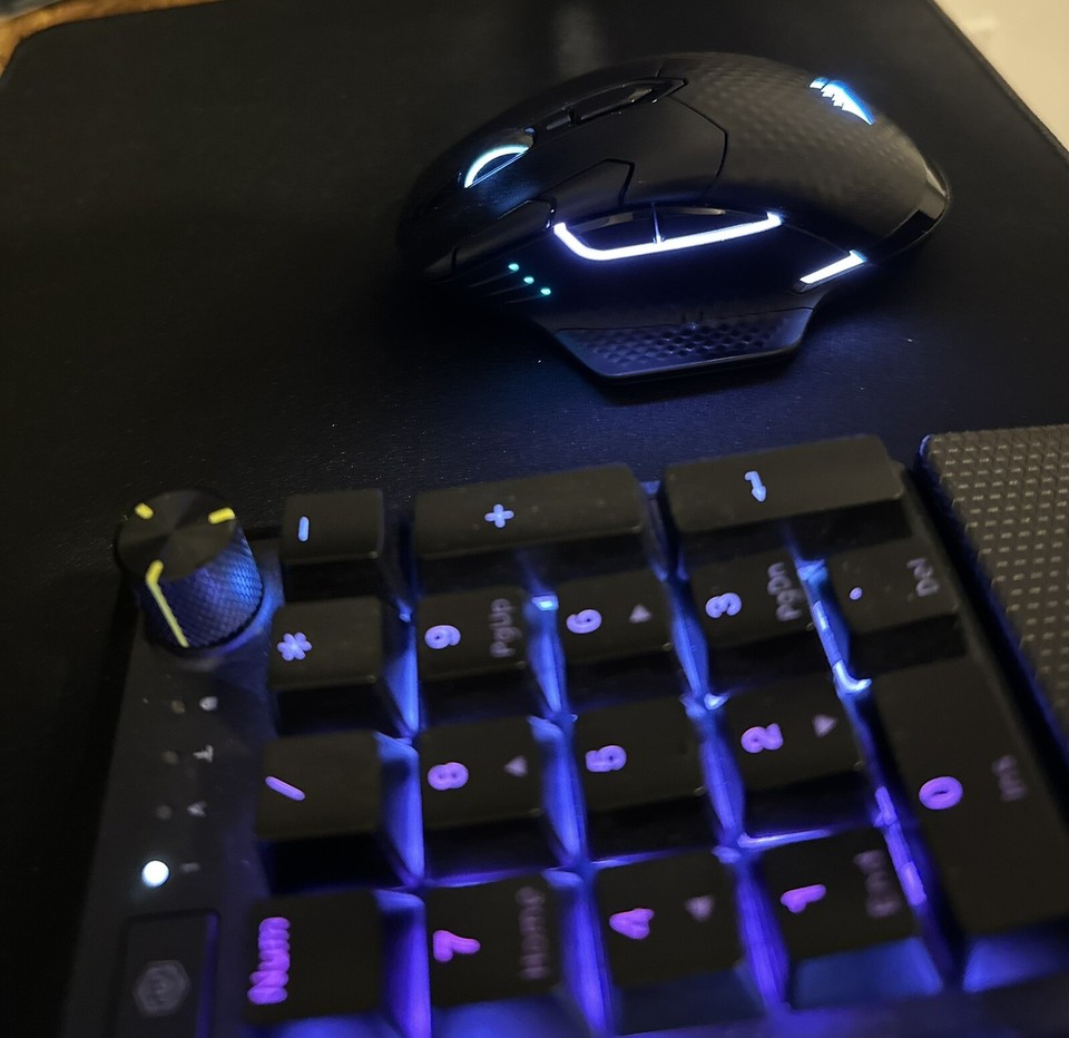 CORSAIR K70 CORE RGB WIRED W/PALM REST / DARK CORE RGB PRO SE WIRELESS ...