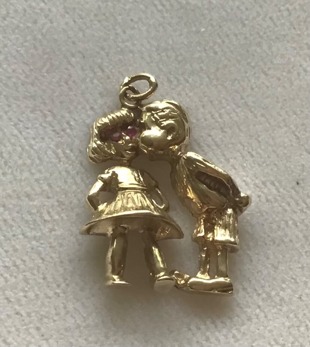 14k gold kissing boy and girl charm - Gem