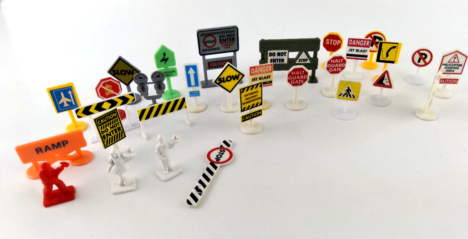 HUGE LOT OF VINTAGE PLASTIC ROAD SIGNS DIORAMA SIGNS ROAD & TRAIN ...