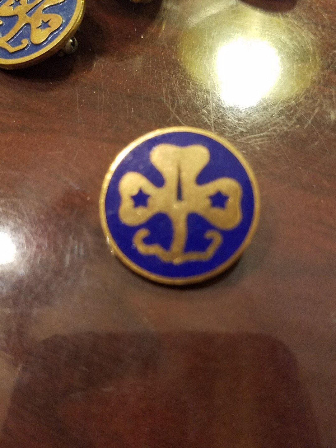 Girls Scouts World Trefoil Pin Gold Tone w/ Blue Enamel pre 1992 clasp ...