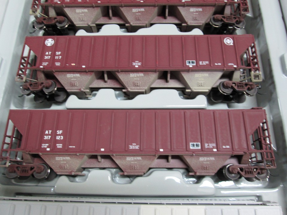 ATHEARN HO TRAIN Santa Fe 54' PS COVERED HOPPERS 6 PACK #72389 (READ ...