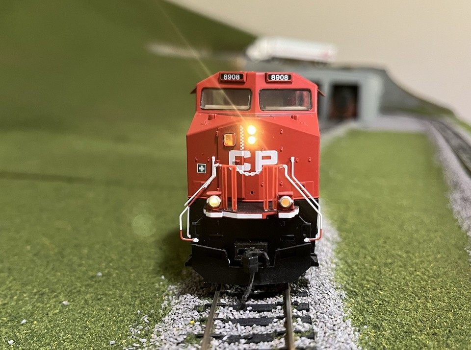 HO Scale Canadian Pacific Walthers Mainline ES44 GEVO #8908 with DCC ...